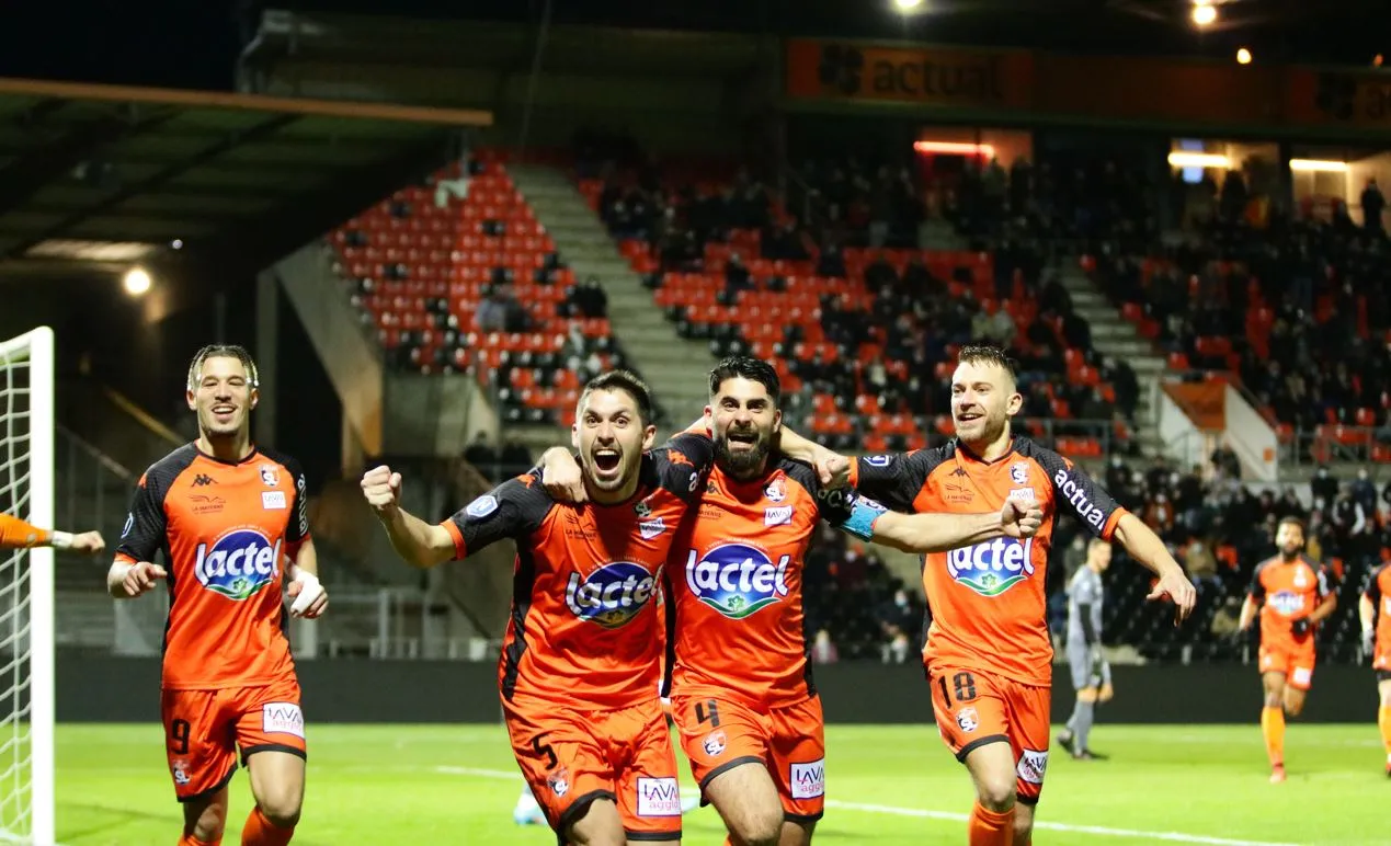 Stade Lavallois Laval Assure Lessentiel Et Prend La Tête Du Championnat